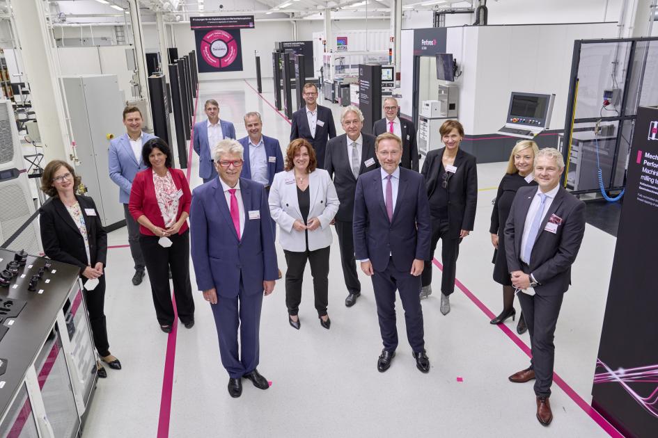 Stark-Watzinger und Lindner besuchen Rittal Innovation Center in Haiger